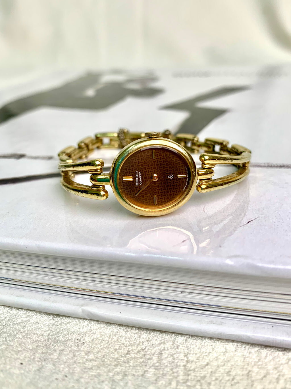 Vintage Seiko Quartz Gold-Tone Oval Bracelet Watch – Thryft